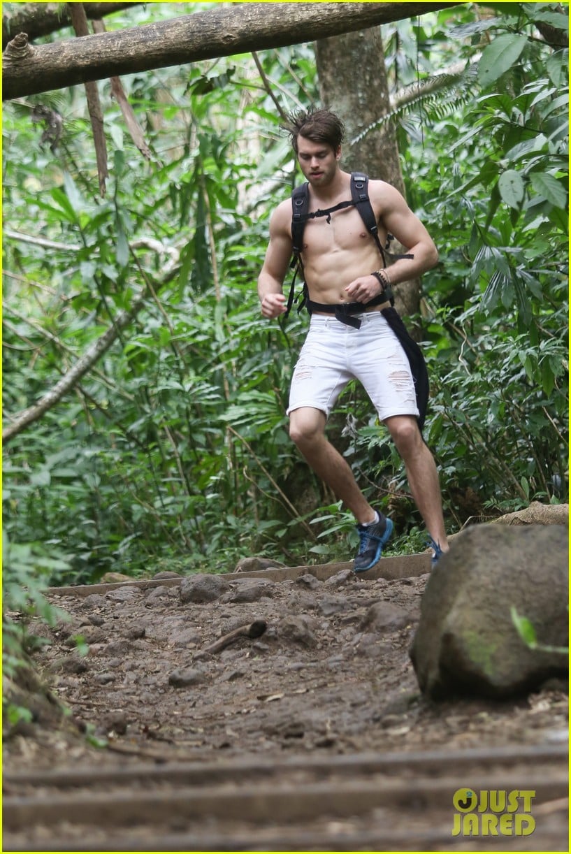Pierson Fode Puts His Six-Pack on Display in Hawaii | Photo 948044 ...