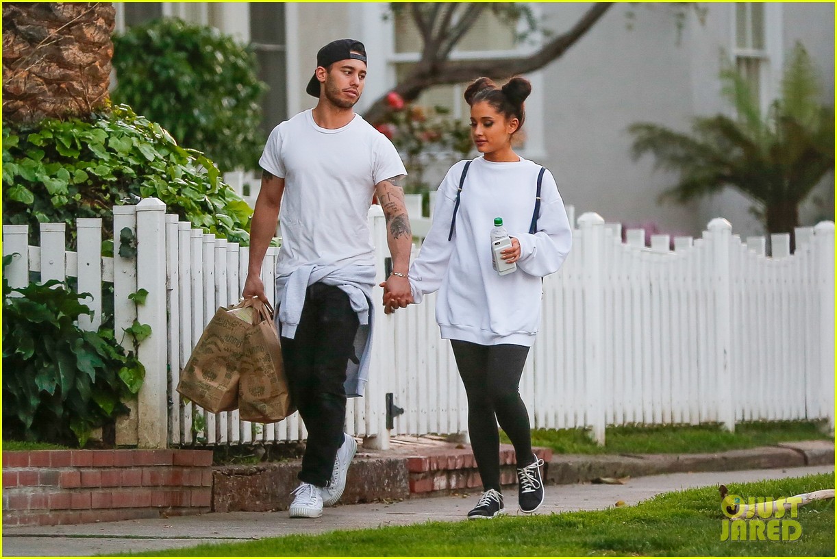 Ariana Grande Holds Hands with Boyfriend Ricky Alvarez at Whole Foods ...