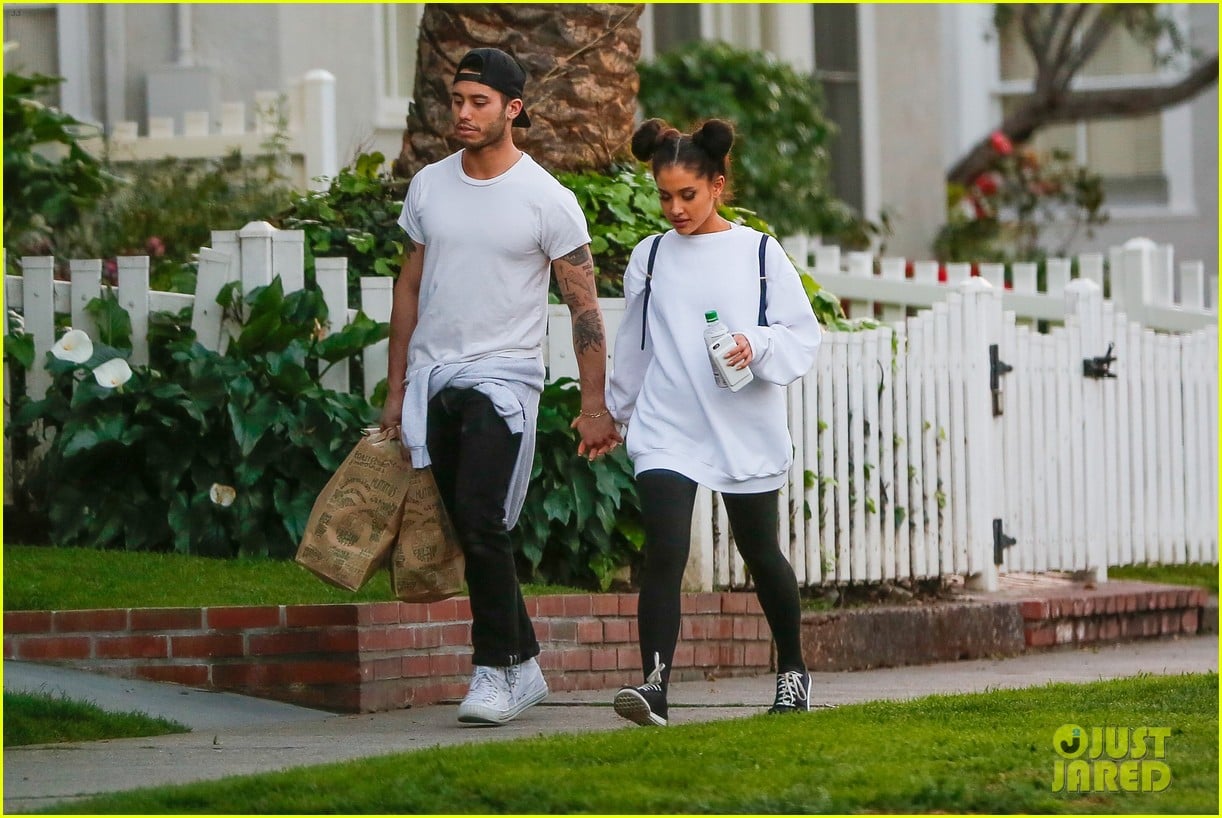 Ariana Grande Holds Hands with Boyfriend Ricky Alvarez at Whole Foods ...