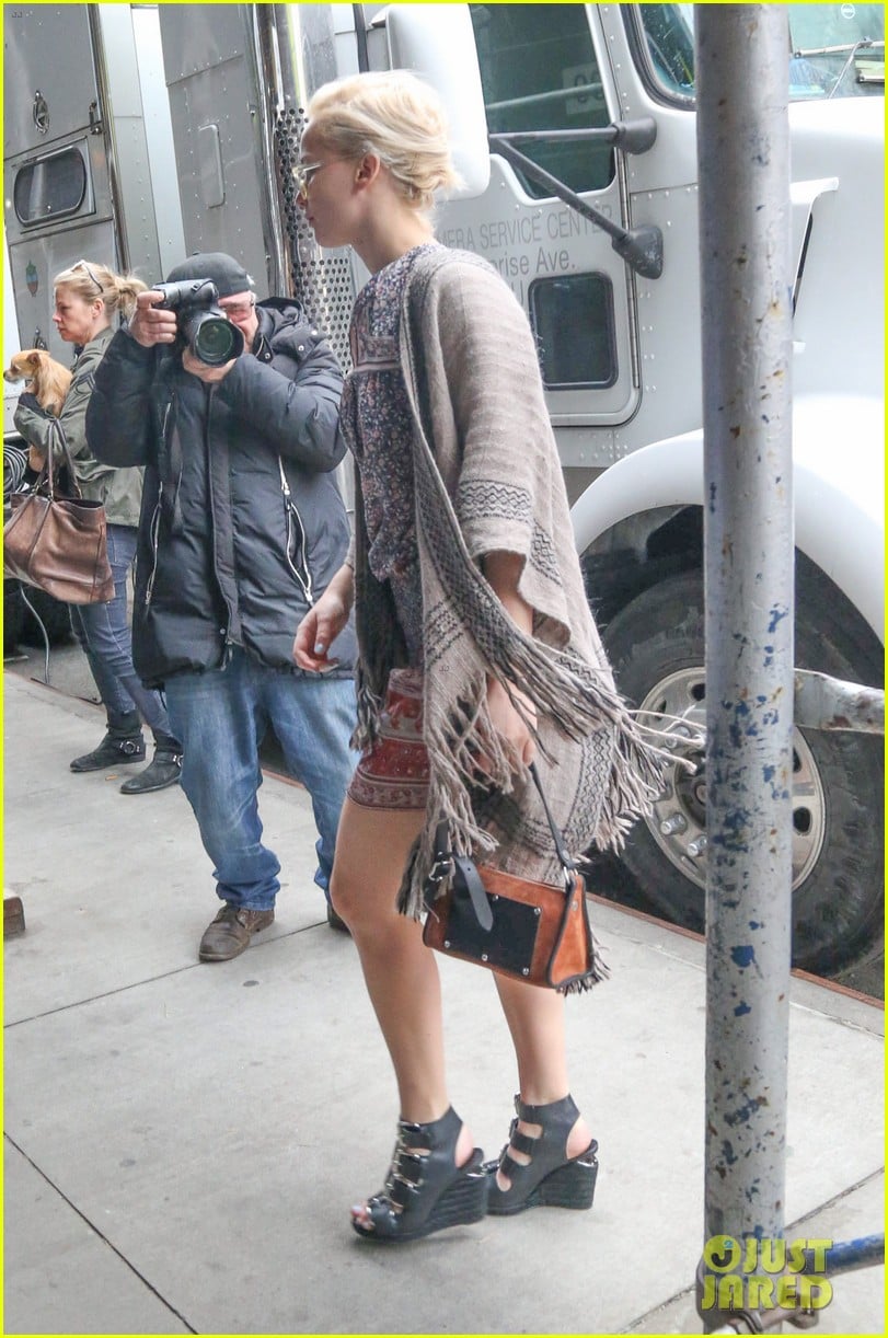 Jennifer Lawrence Shows Off Bare Legs in Chilly Big Apple | Photo ...