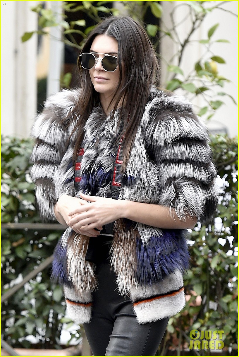 Kendall Jenner Snaps Some Film Photos in Rome | Photo 939899 - Photo ...