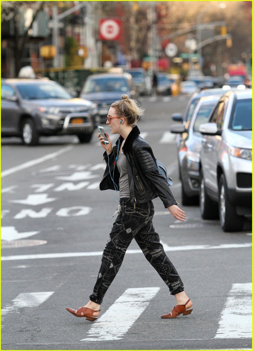 Saoirse Ronan Explains How Stage & Film Acting are Different | Photo ...