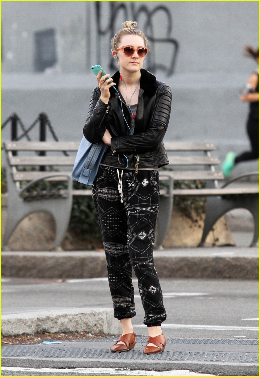 Saoirse Ronan Explains How Stage & Film Acting are Different | Photo ...