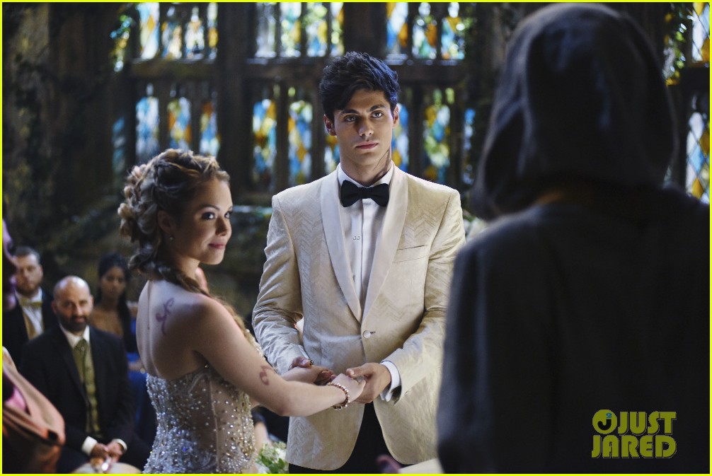 Magnus Shows Up to Alec's Wedding on Tonight's 'Shadowhunters'! | Photo ...
