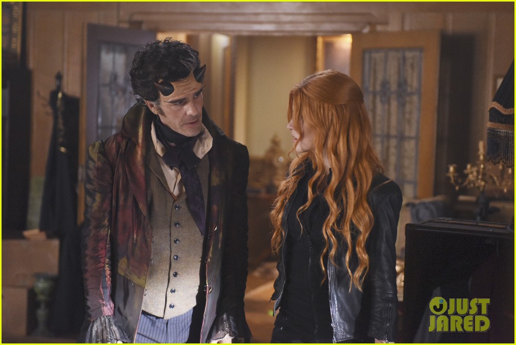 Magnus Shows Up to Alec's Wedding on Tonight's 'Shadowhunters'! | Photo ...