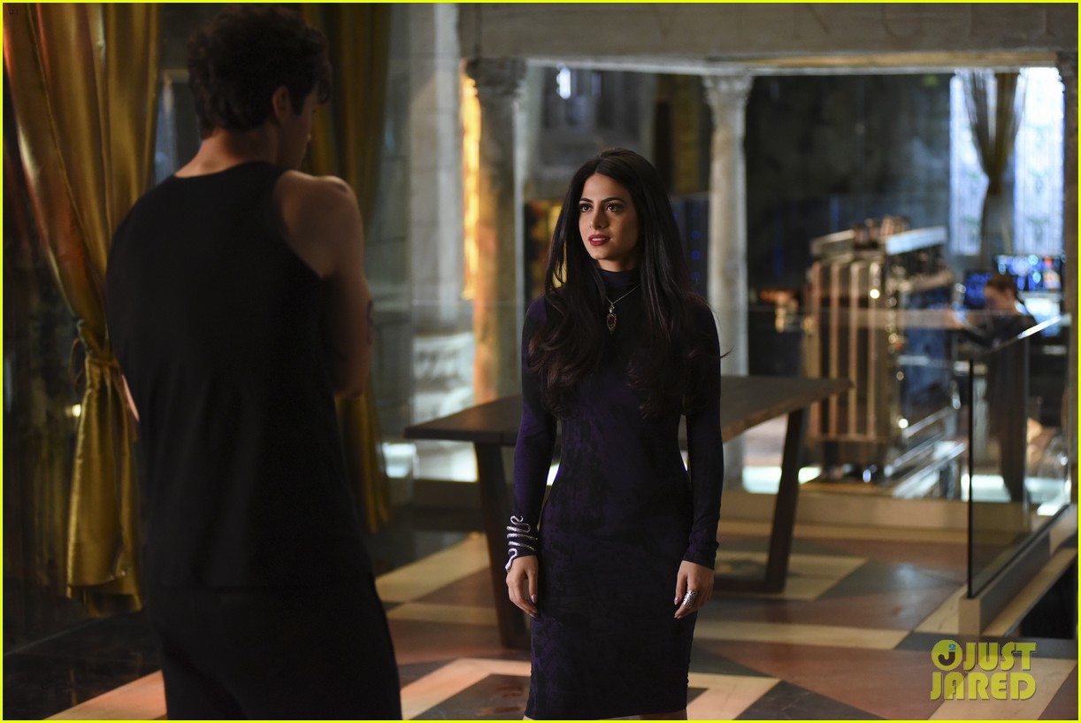 The 'Shadowhunters' Go After Valentine Tonight | Photo 938306 - Photo ...