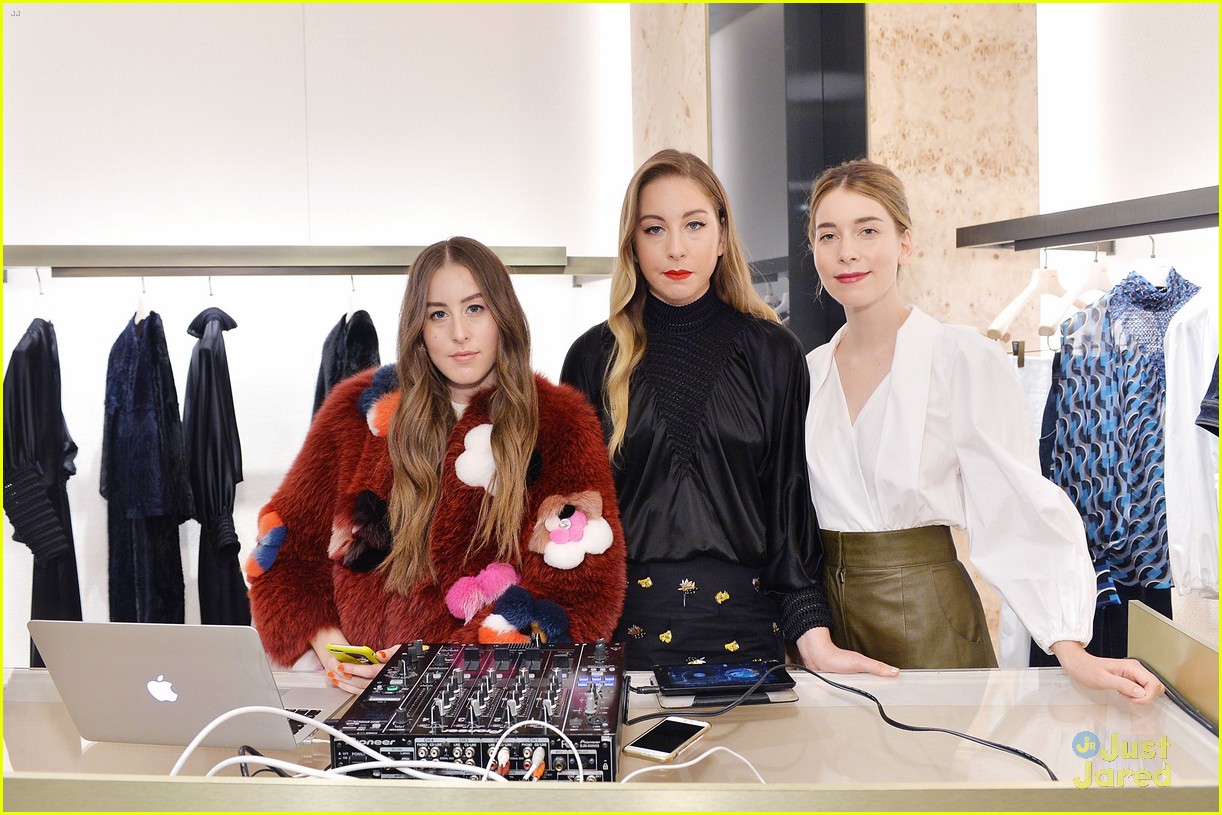 Kiernan Shipka Is Colorful Chic at Fendi Event | Photo 946842 - Photo ...