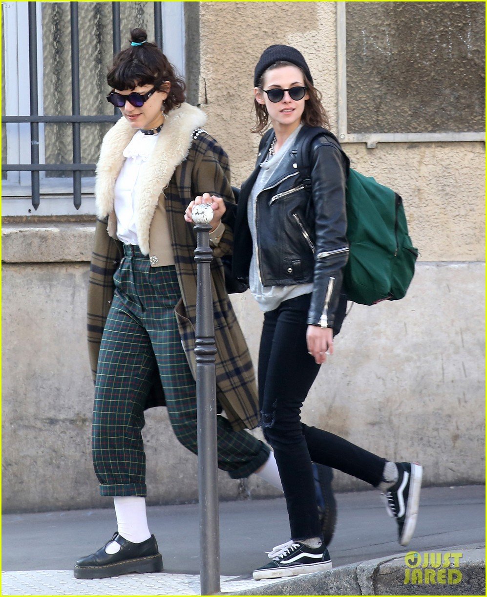 Kristen Stewart Gets a Kiss From Rumored Girlfriend Soko | Photo 942218 ...