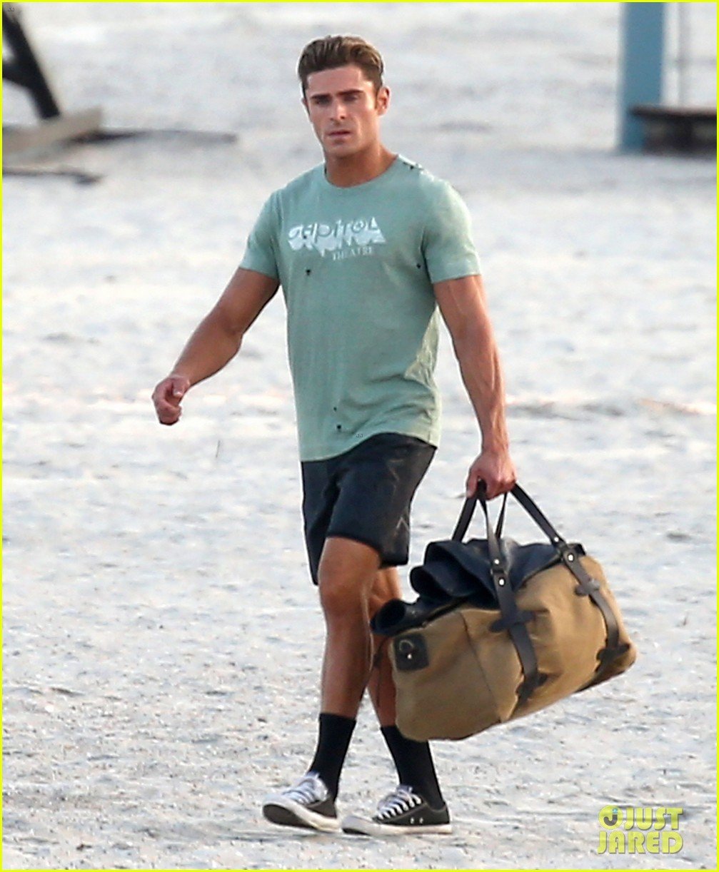 Zac Efron Look Super Tan on the 'Baywatch' Set! | Photo 948219 - Photo ...