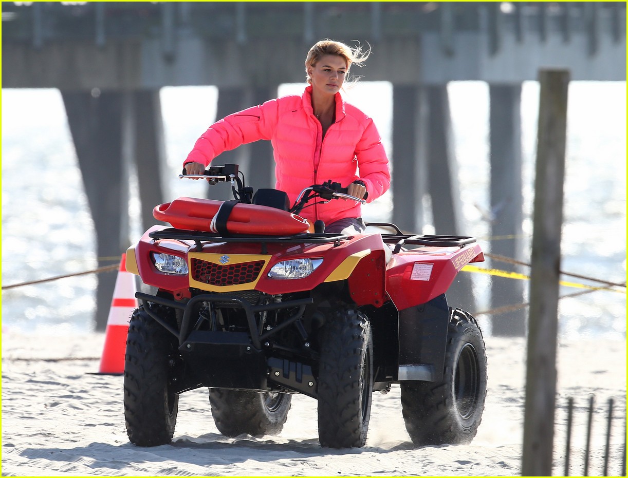 Zac Efron Pretends to Save Kids From Drowning for 'Baywatch' | Photo ...
