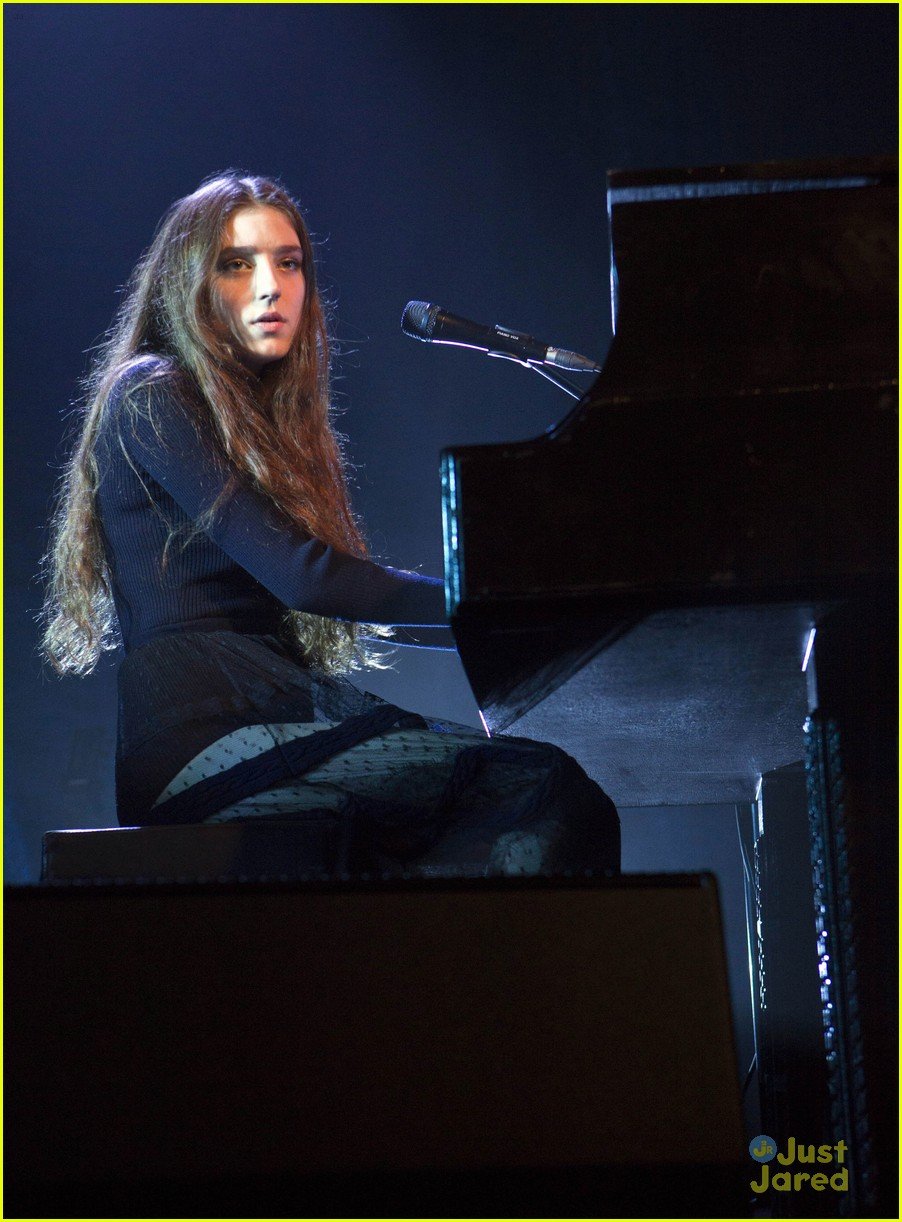 Birdy Sometimes Tires Of Playing 'Skinny Love' | Photo 959863 - Photo ...