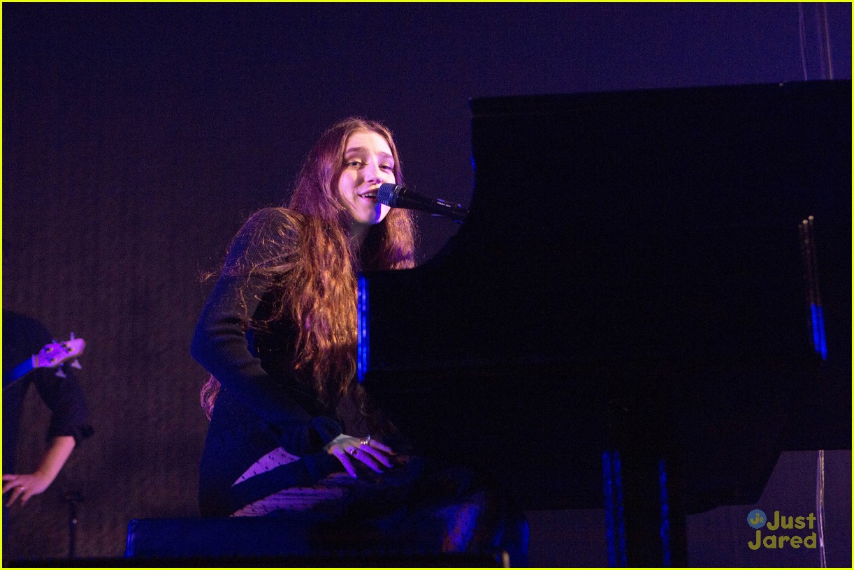 Birdy Sometimes Tires Of Playing 'Skinny Love' | Photo 959866 - Photo ...