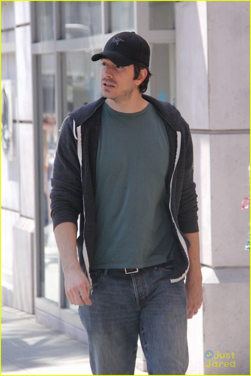 Legends of Tomorrow's Brandon Routh Enjoys Day Off in L.A. | Photo ...