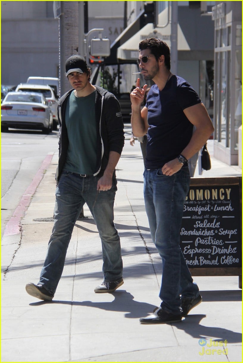 Legends of Tomorrow's Brandon Routh Enjoys Day Off in L.A. | Photo ...