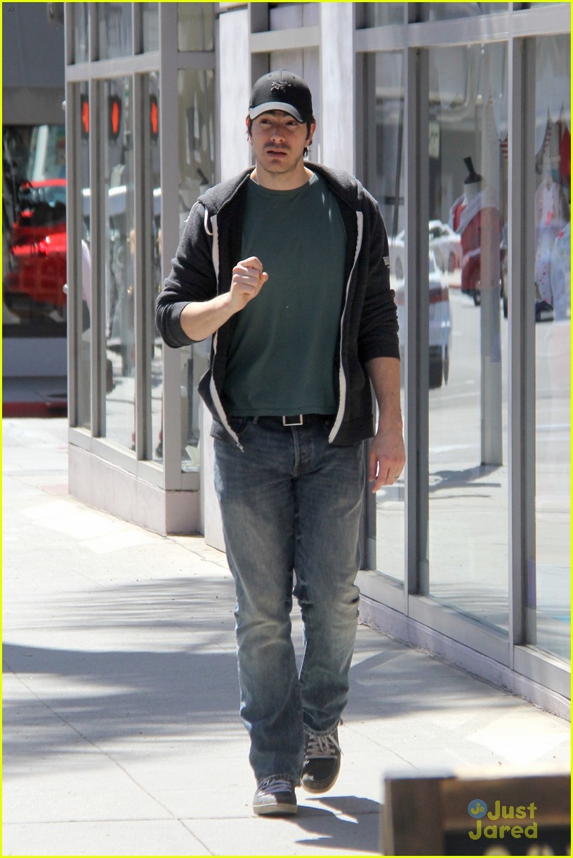 Legends of Tomorrow's Brandon Routh Enjoys Day Off in L.A. | Photo ...