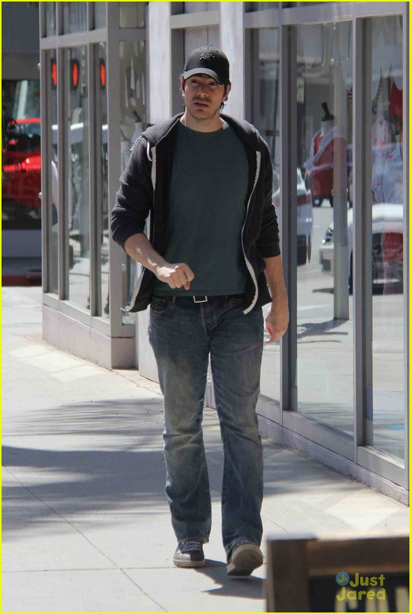 Legends of Tomorrow's Brandon Routh Enjoys Day Off in L.A. | Photo ...