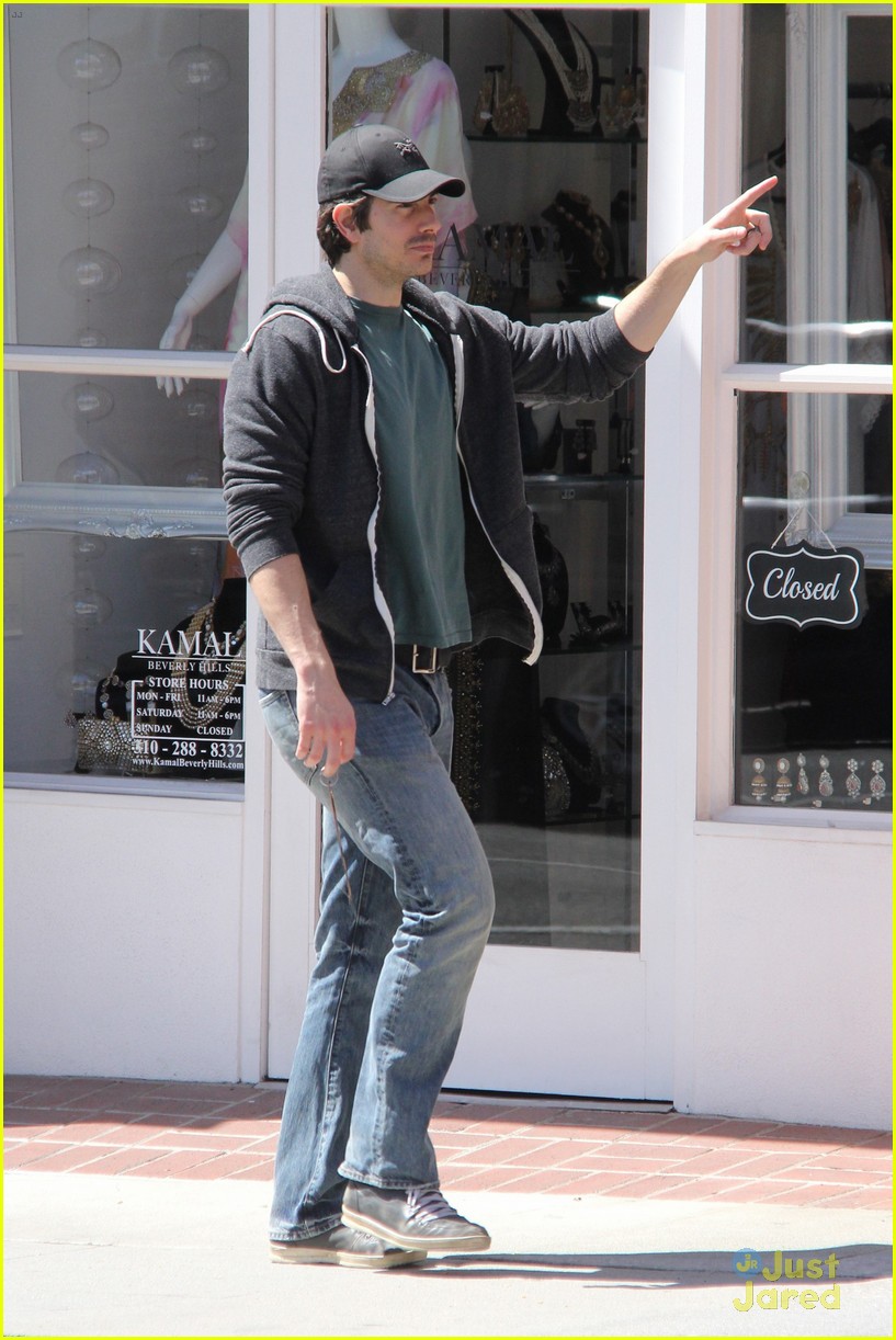 Legends of Tomorrow's Brandon Routh Enjoys Day Off in L.A. | Photo ...