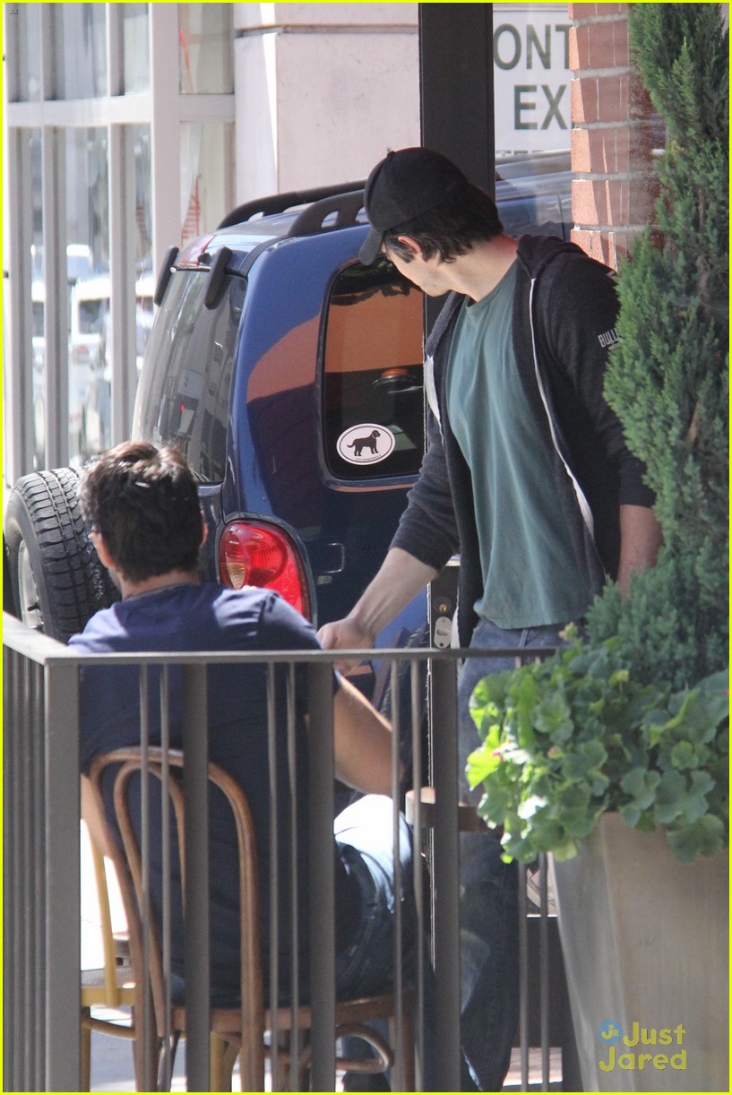 Legends of Tomorrow's Brandon Routh Enjoys Day Off in L.A. | Photo ...