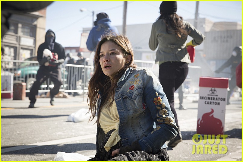 Containment's Claudia Black Opens Up About Sabine's Attempt at Control ...