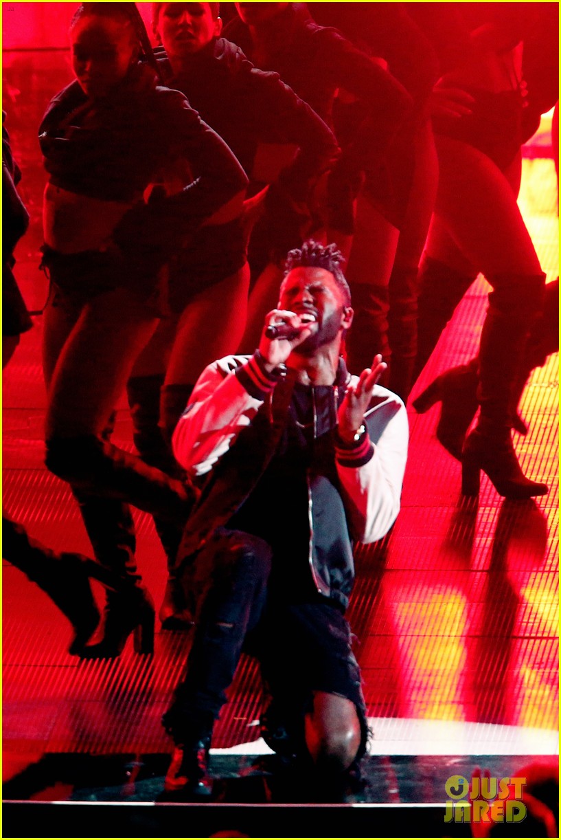 Jason Derulo Sings 'If It Ain't Love' at iHeartRadio Music Awards 2016 ...