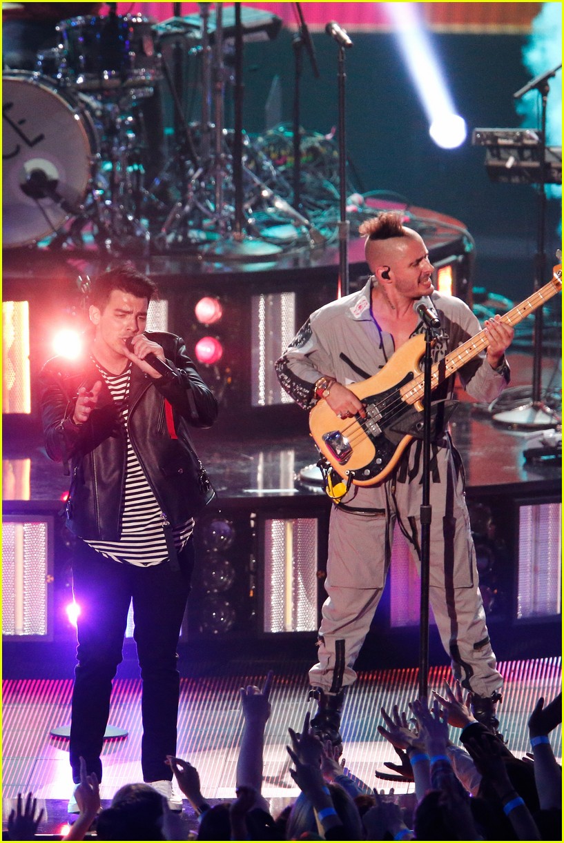 DNCE Rocks Out for Performance at iHeartRadio Music Awards 2016 - Watch ...