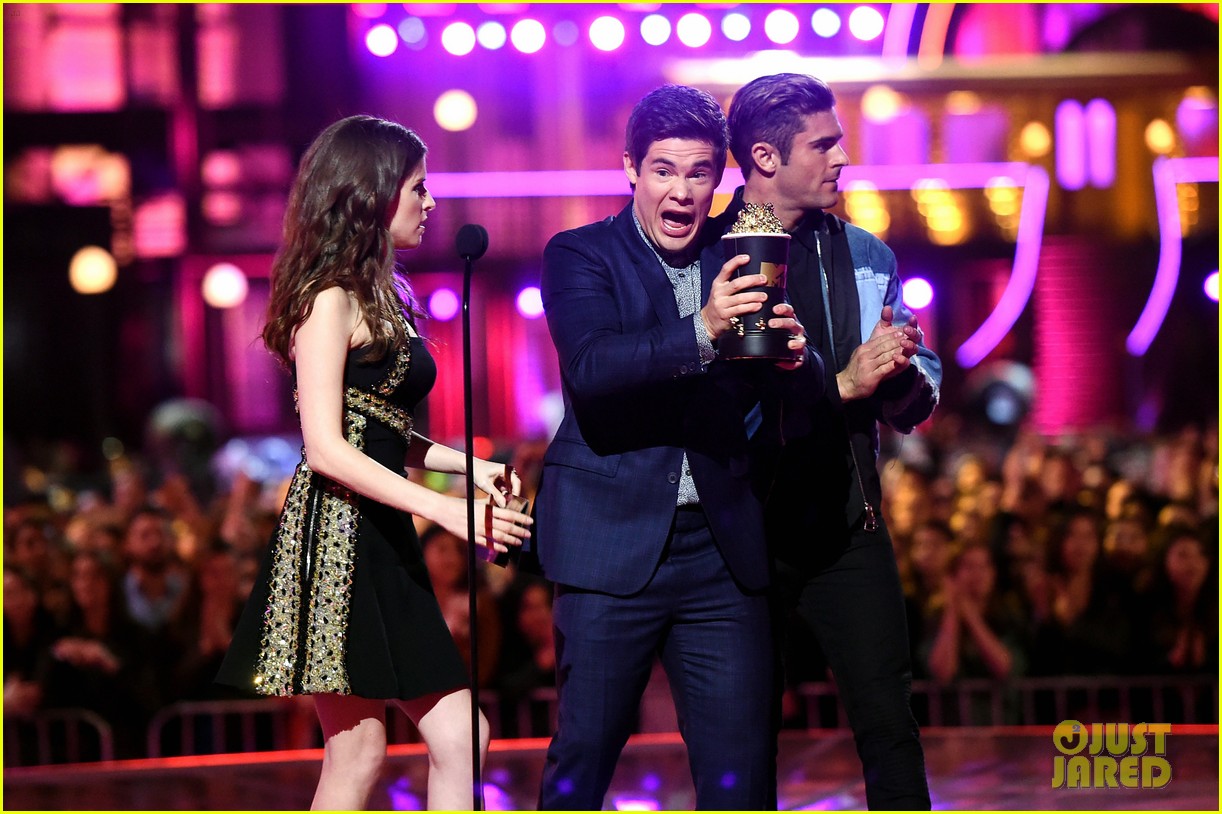 Zac Efron & Buff Seth Rogen Present at MTV Movie Awards 2016! | Photo ...