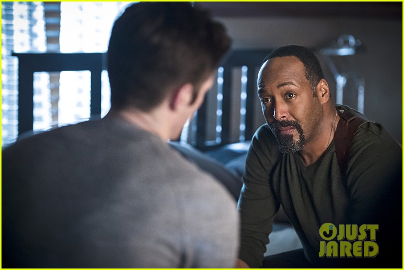Barry Takes on Zoom on Tonight's 'The Flash' | Photo 958640 - Photo ...