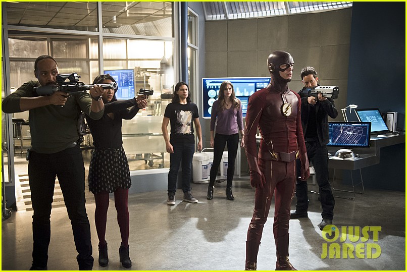 Barry Takes on Zoom on Tonight's 'The Flash' | Photo 958643 - Photo ...