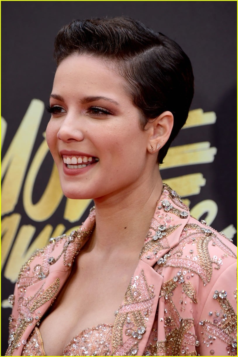Halsey Goes 'Mermaid Business Casual' for MTV Movie Awards 2016 | Photo ...