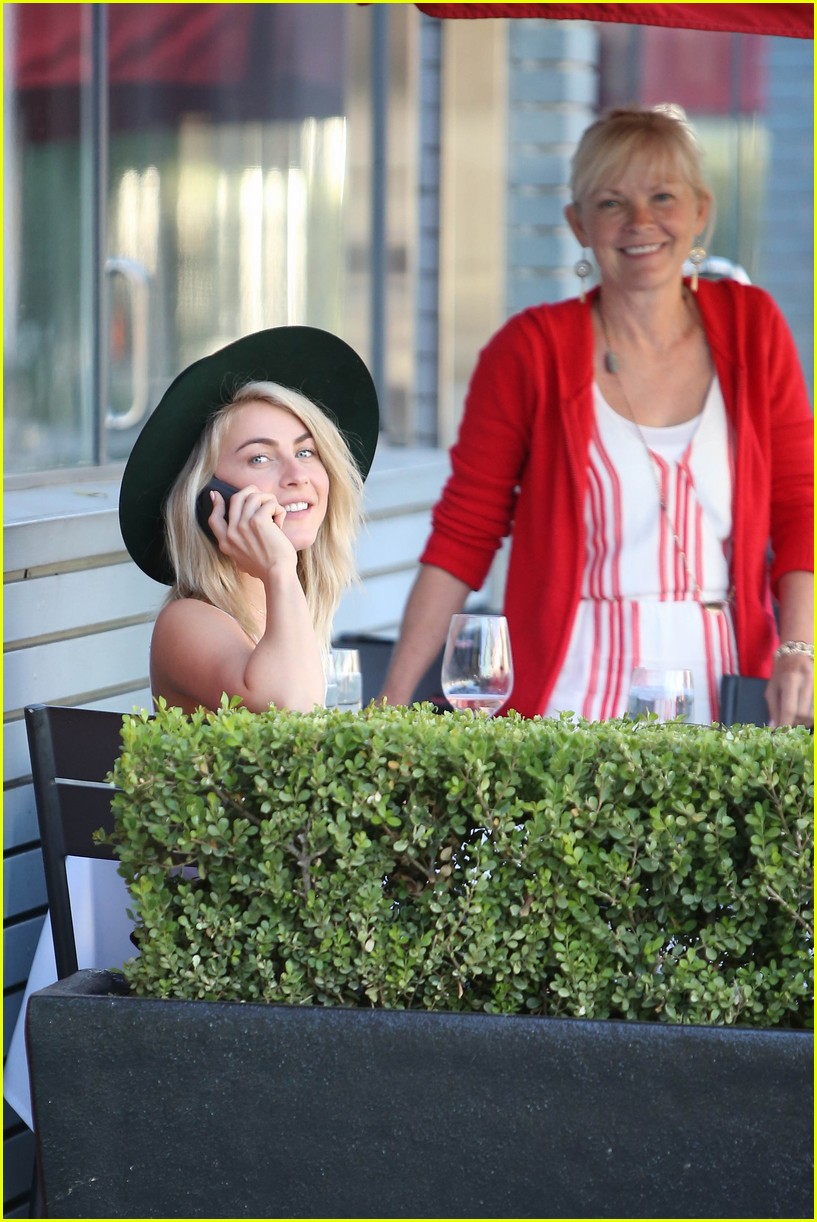 Julianne Hough Has Lunch Date With Mom Mari Anne | Photo 958977 - Photo ...