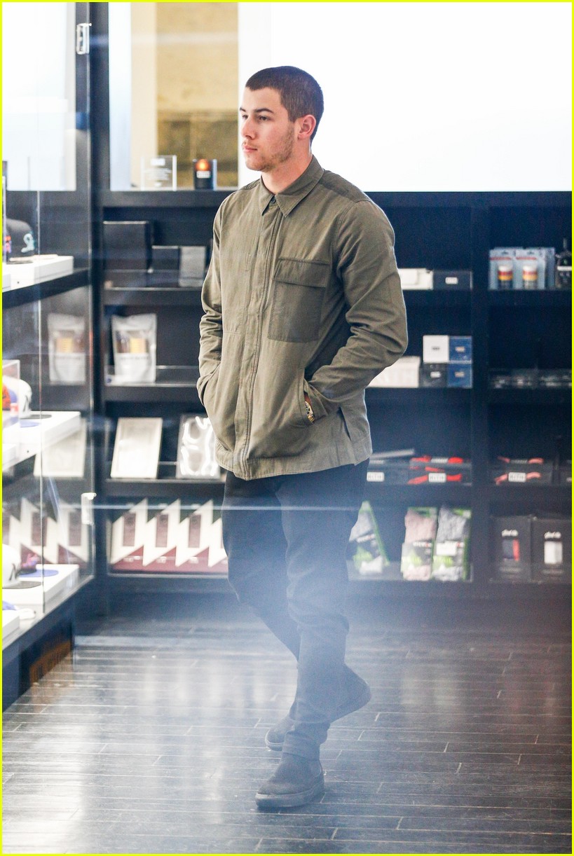 Nick Jonas Stars in Apple Watch Ad Featuring Brother Joe - Watch Now ...