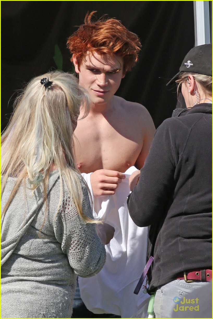 Kj Apa Goes Shirtless On Riverdale Set See The Pics Photo 949821
