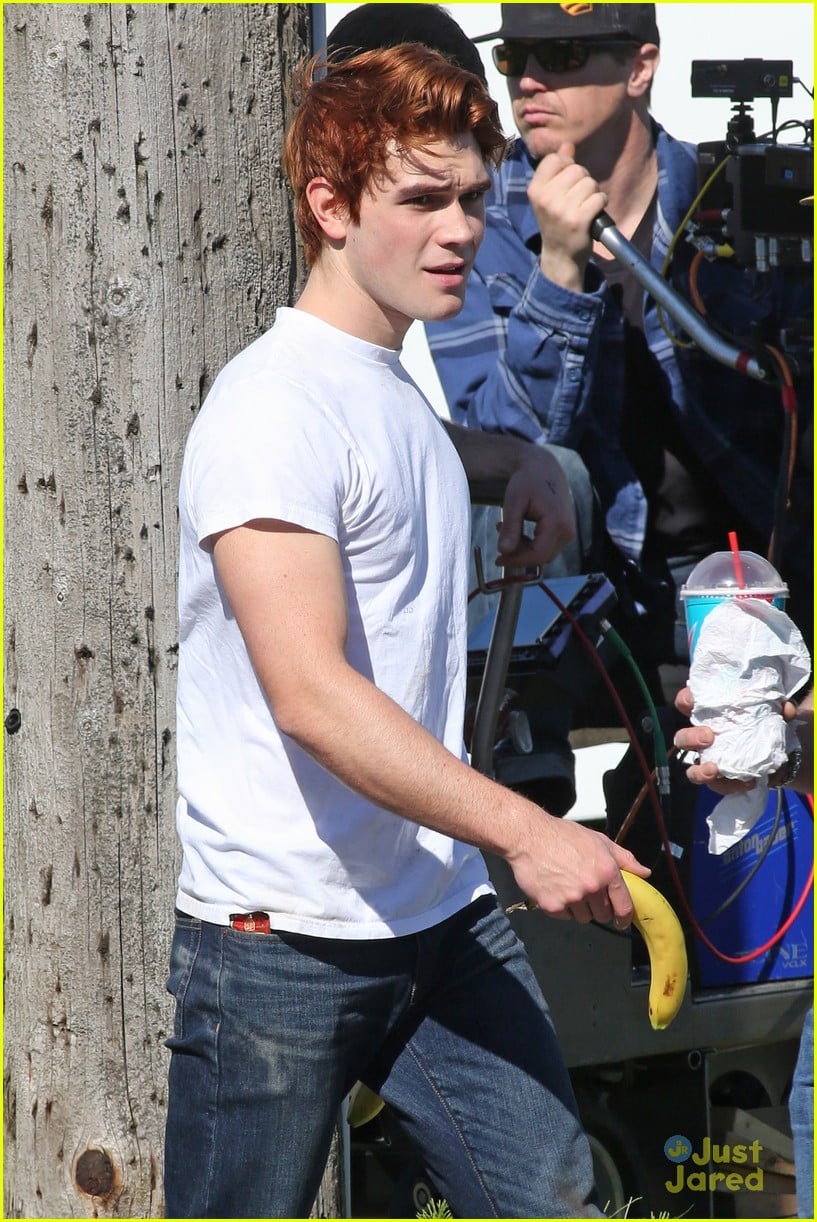 Kj Apa Goes Shirtless On Riverdale Set See The Pics Photo 949836