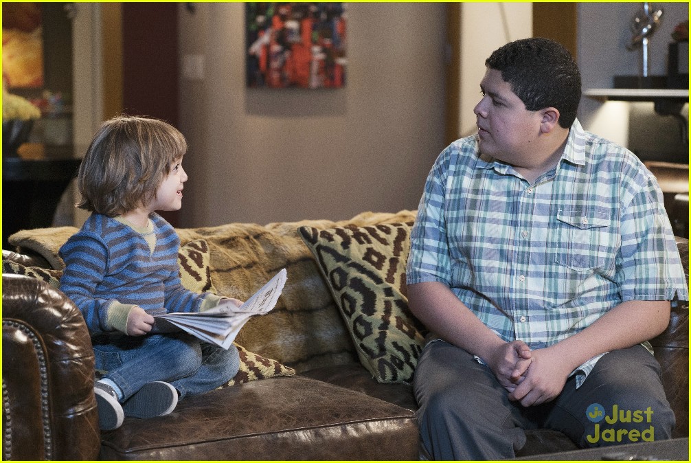 Manny & Joe Grab Some Couch Time on 'Modern Family' Tonight | Photo ...