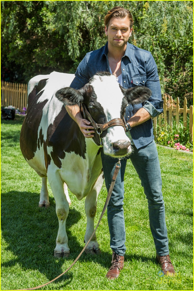 Pierson Fode Milks A Cow on 'Home & Family' | Photo 959560 - Photo ...