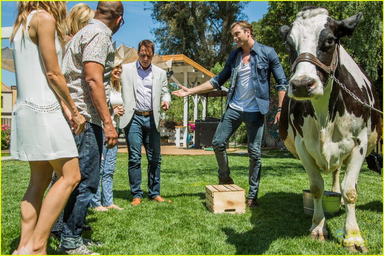Pierson Fode Milks A Cow on 'Home & Family' | Photo 959568 - Photo ...