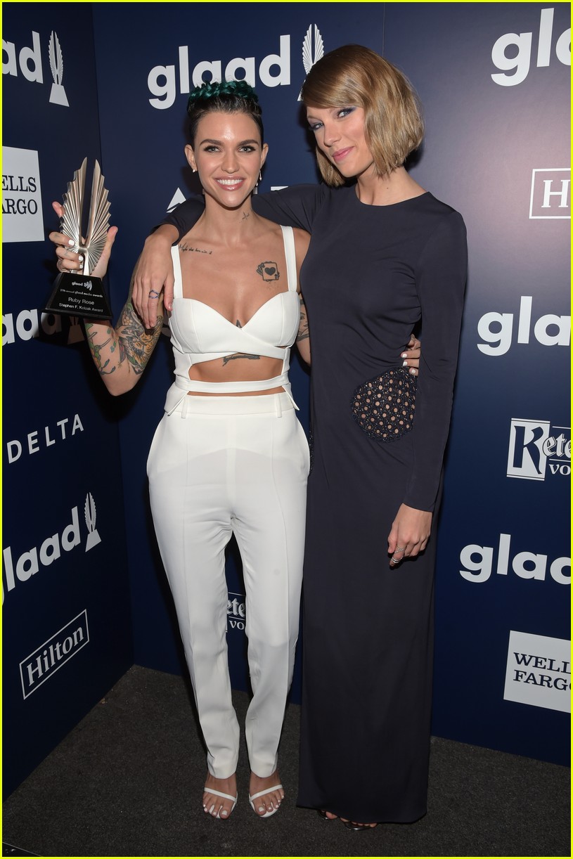 Taylor Swift Honors Ruby Rose at GLAAD Media Awards 2016 | Photo 950756 ...