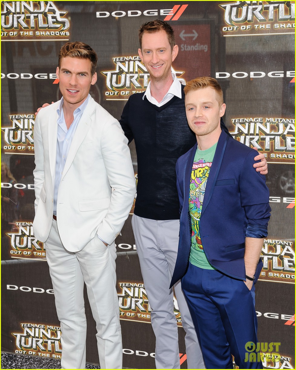 Stephen Amell Brings His Family to 'TMNT' Premiere! | Photo 975007 ...