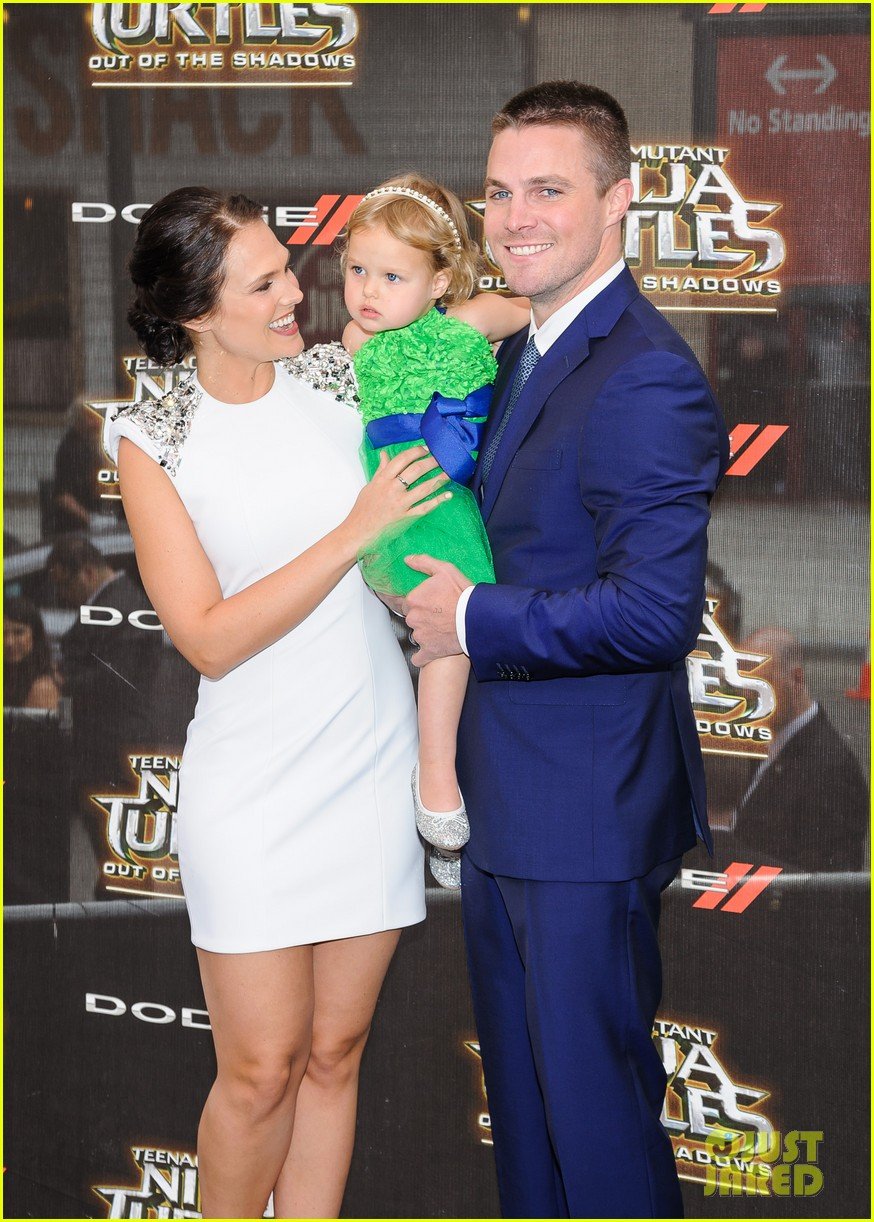 Stephen Amell Brings His Family to 'TMNT' Premiere! | Photo 975022 ...