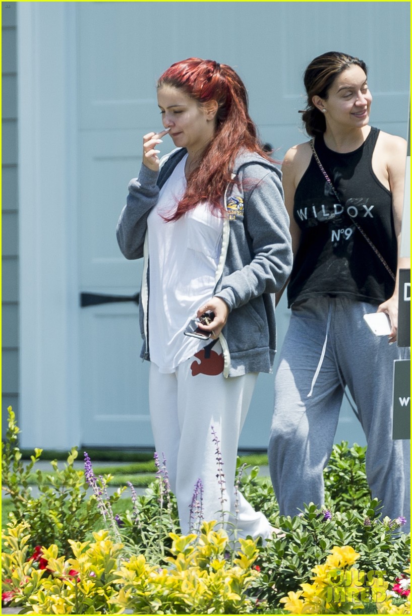 Ariel Winter Stays Comfy While House Hunting | Photo 972019 - Photo ...