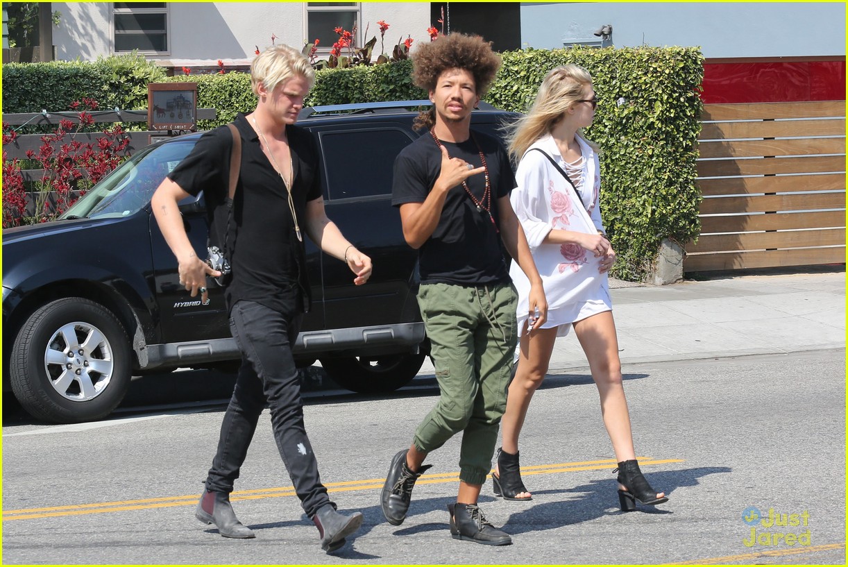 Cody Simpson Crafts Surfboard For Friend | Photo 969300 - Photo Gallery ...