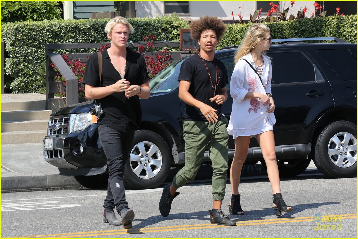 Cody Simpson Crafts Surfboard For Friend | Photo 969311 - Photo Gallery ...