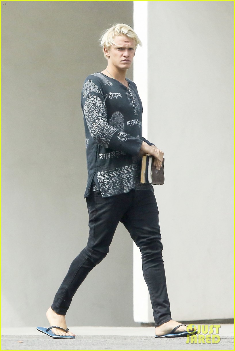Cody Simpson Carries Books to Breakfast in Venice Beach | Photo 967563 ...