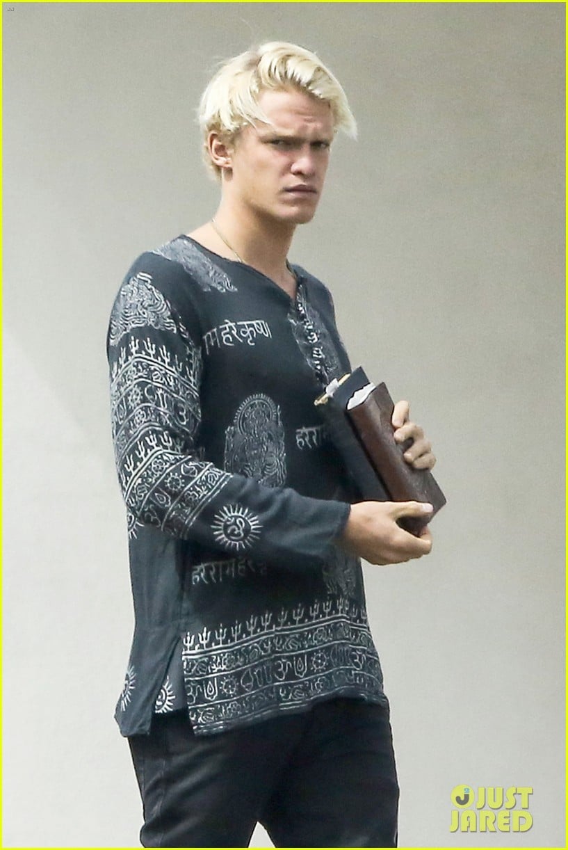 Cody Simpson Carries Books to Breakfast in Venice Beach | Photo 967565 ...