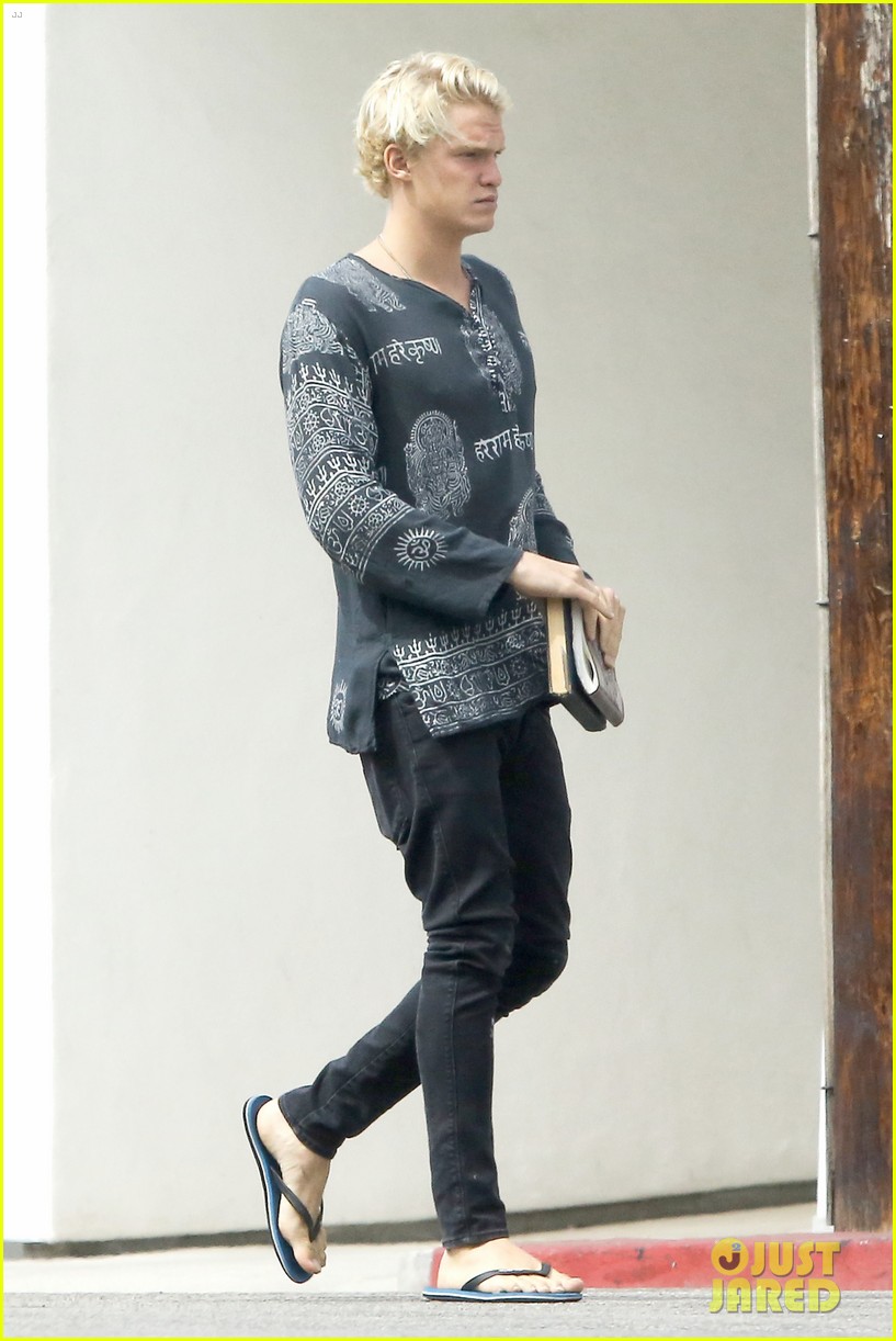 Cody Simpson Carries Books to Breakfast in Venice Beach | Photo 967570 ...