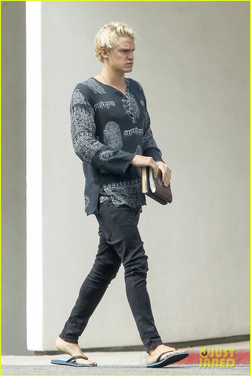 Cody Simpson Carries Books to Breakfast in Venice Beach | Photo 967573 ...