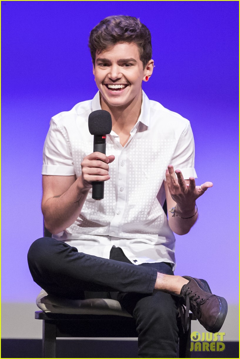 Rita Volk & 'Faking It' Co-Stars Attend LGBT Center Screening | Photo ...