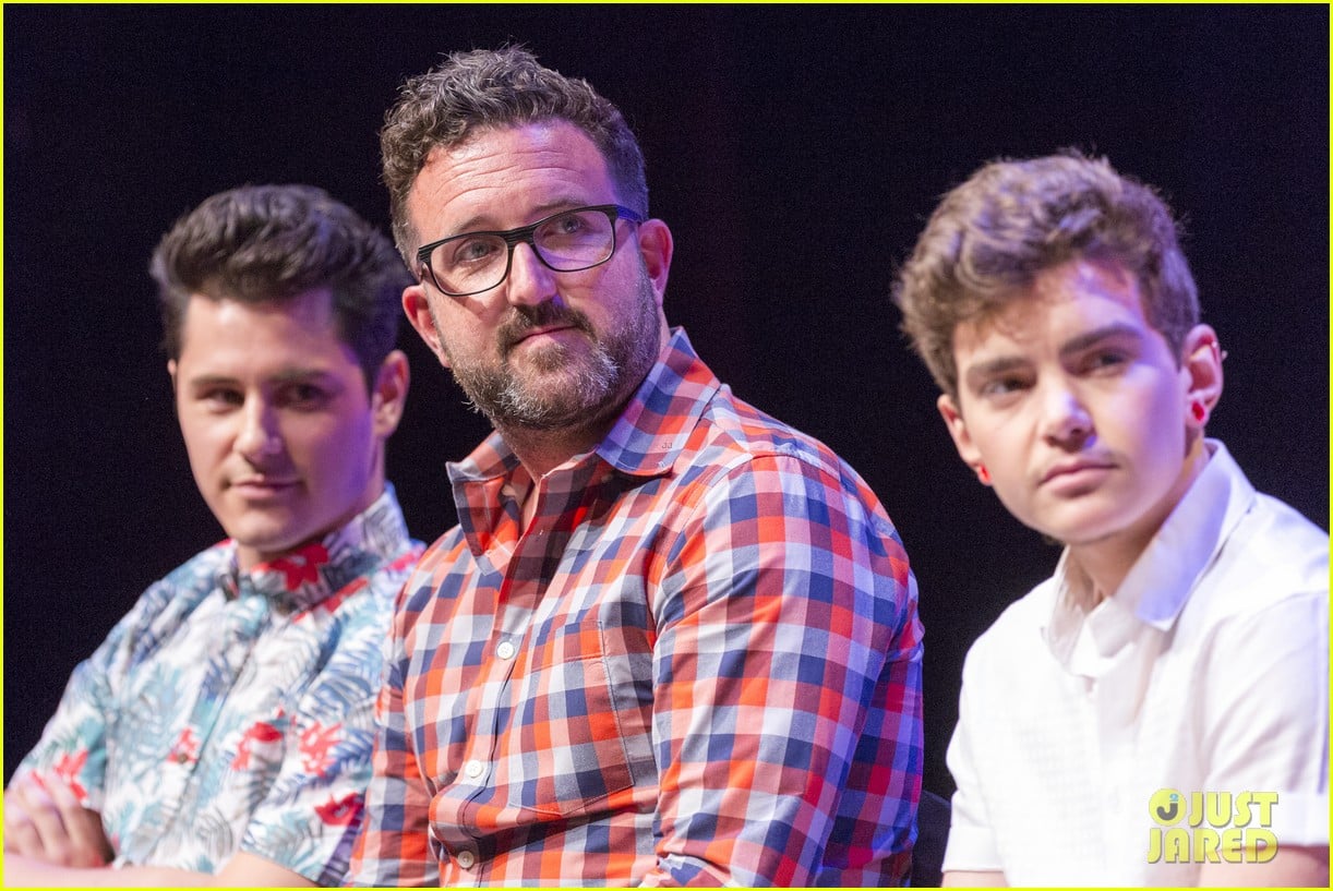 Rita Volk & 'Faking It' Co-Stars Attend LGBT Center Screening | Photo ...