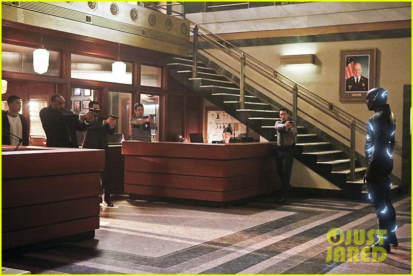 Barry Puts Himself in Danger on Tonight's 'The Flash' | Photo 964340 ...