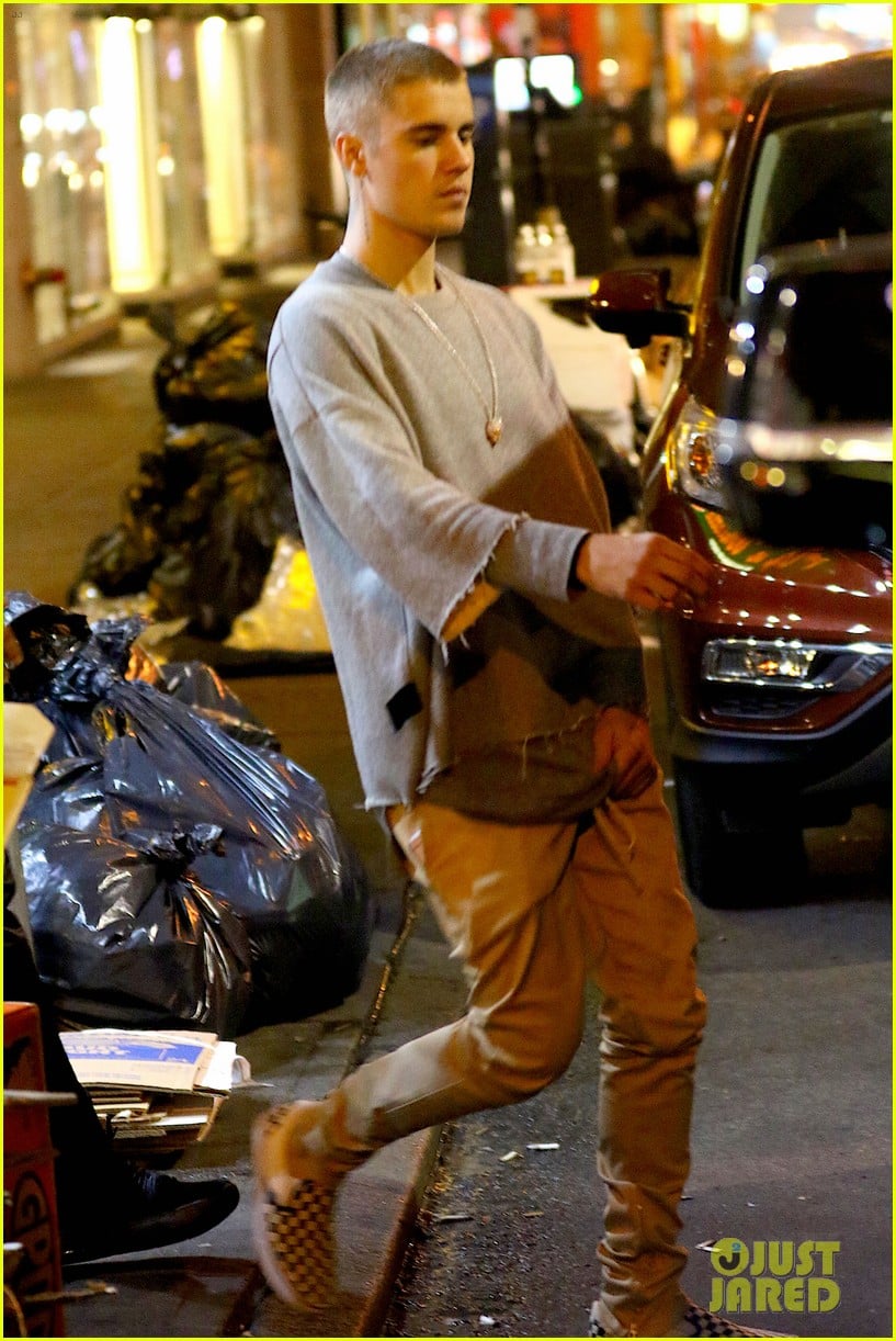 Full Sized Photo of justin bieber hosts pop up shop in nyc 11 | Justin ...